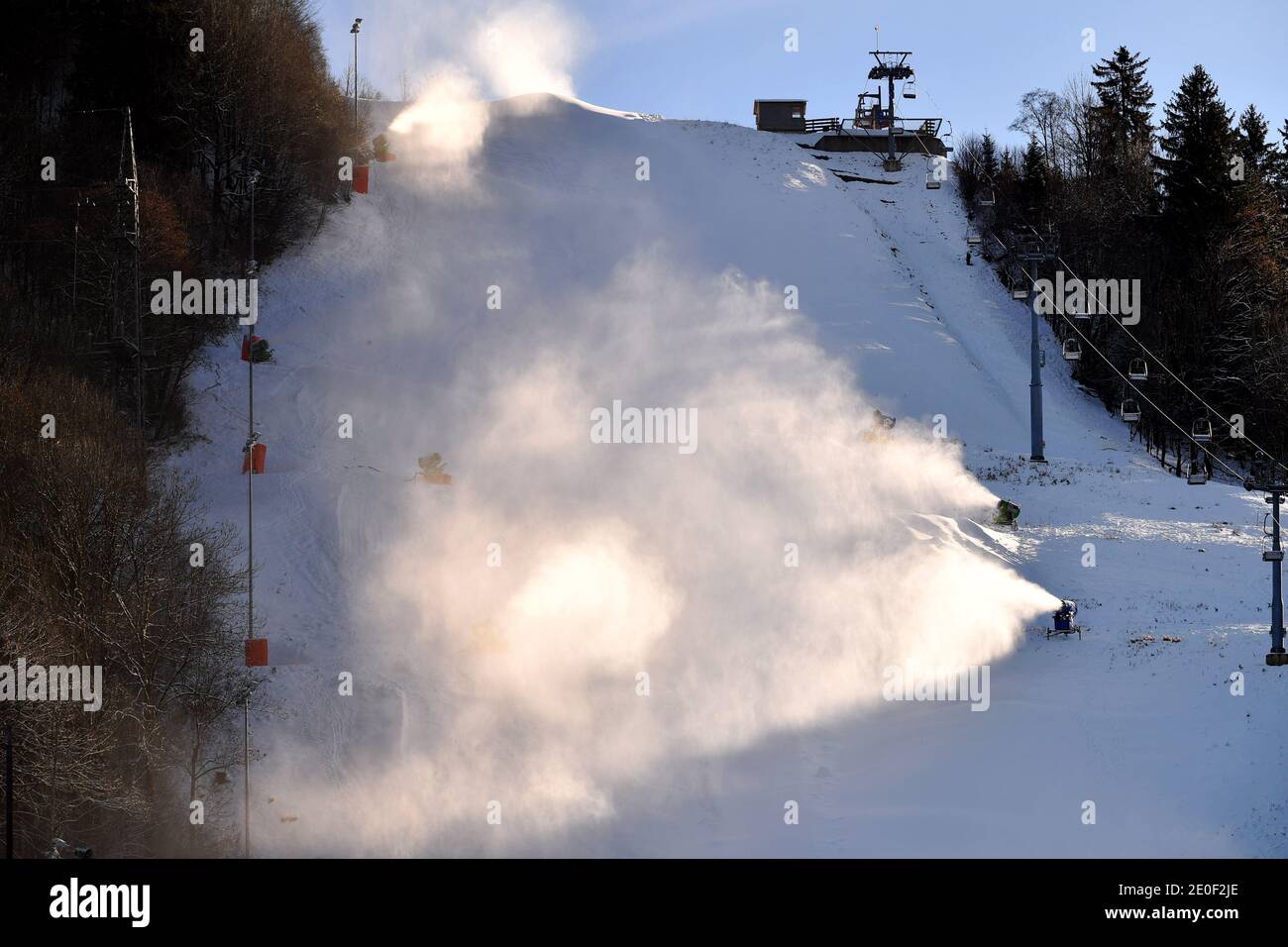 Garmisch Partenkirchen, Deutschland. 31st Dec, 2020. Snow cannon, snow ...