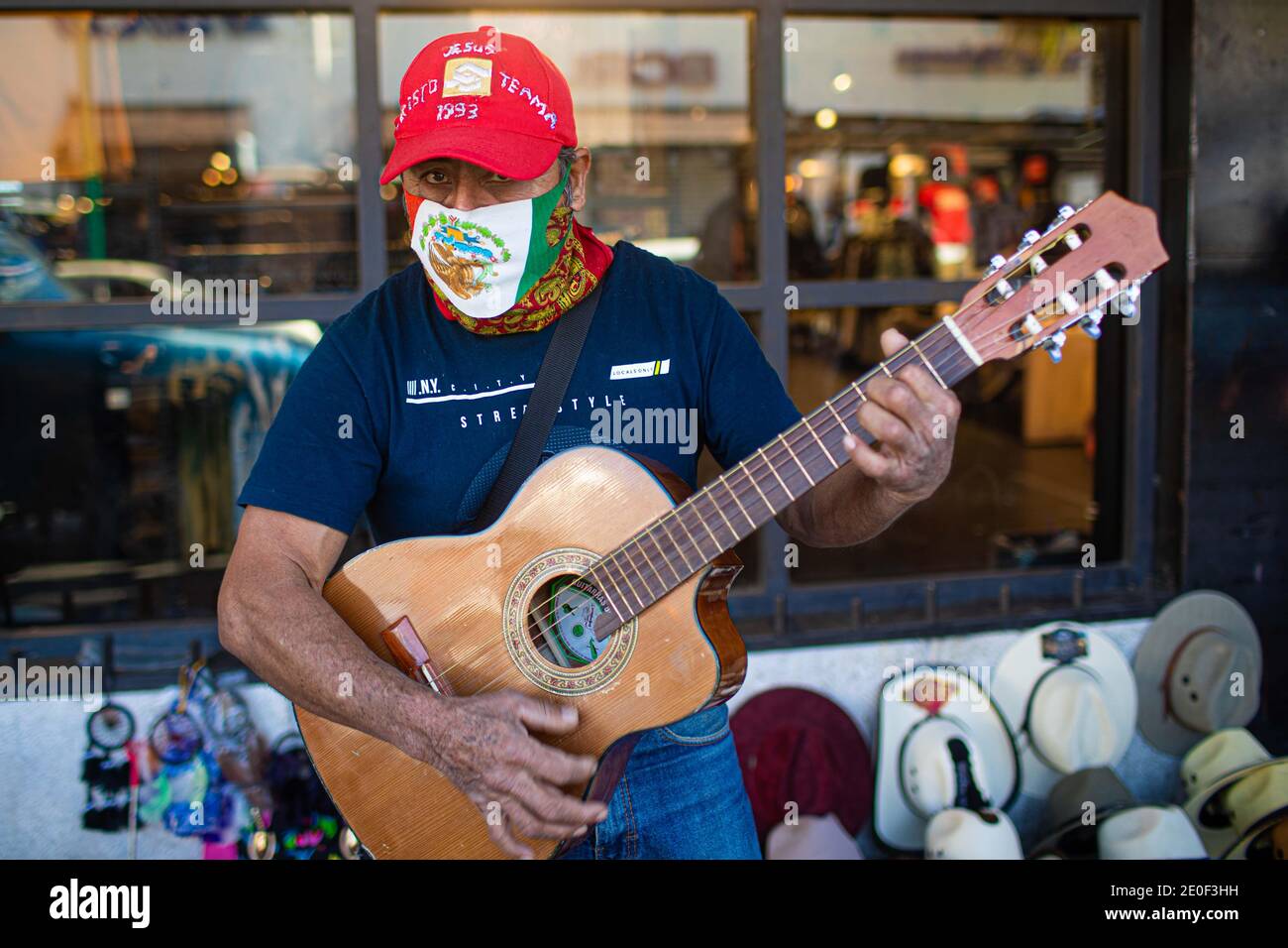 Toca la guitarra hi-res stock photography and images - Alamy