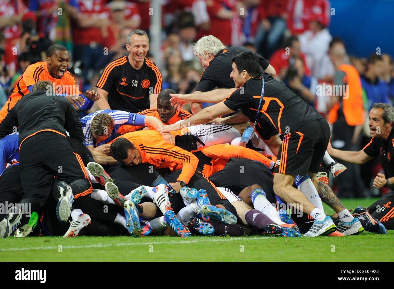 Chelsea 2012 bayern drogba penalty hi-res stock photography and images ...