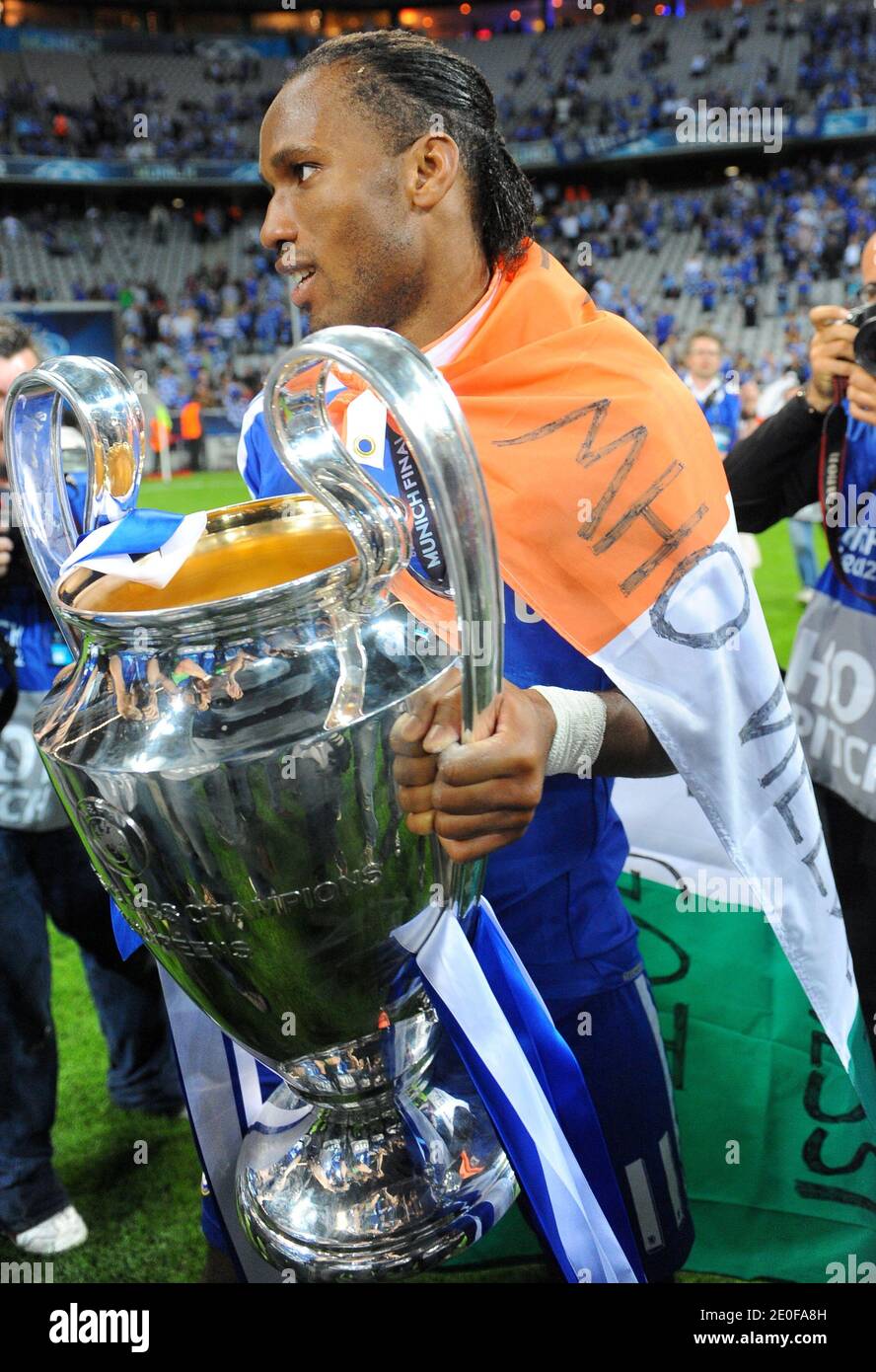 Chelsea bayern 2012 trophy hi-res stock photography and images - Alamy