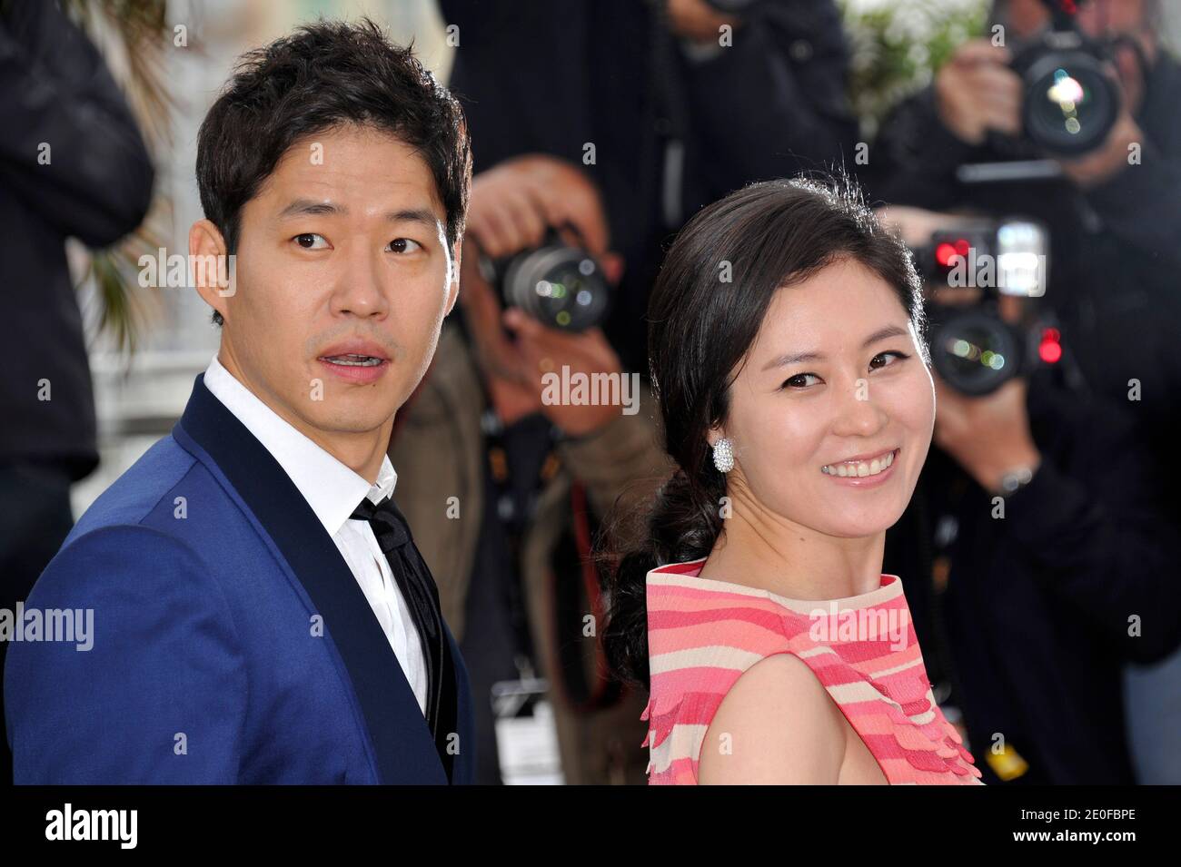 Yu Junsang and Moon Sori posing during the 'Da-reun na-ra-e-suh' ('In ...