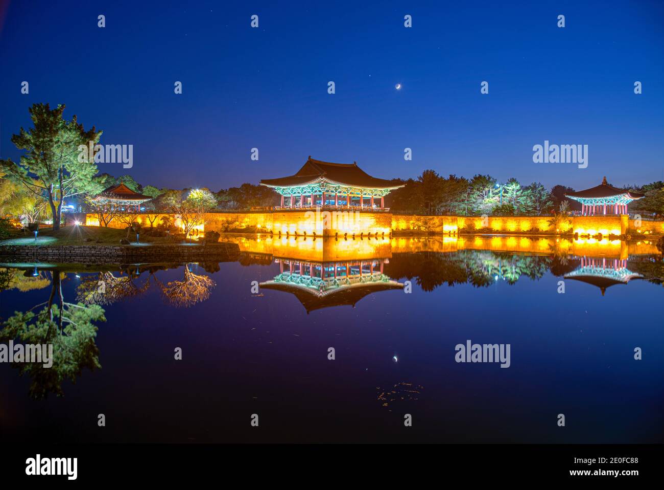 Night view of Anapji pond in Gyeongju, Republic of Korea Stock Photo ...