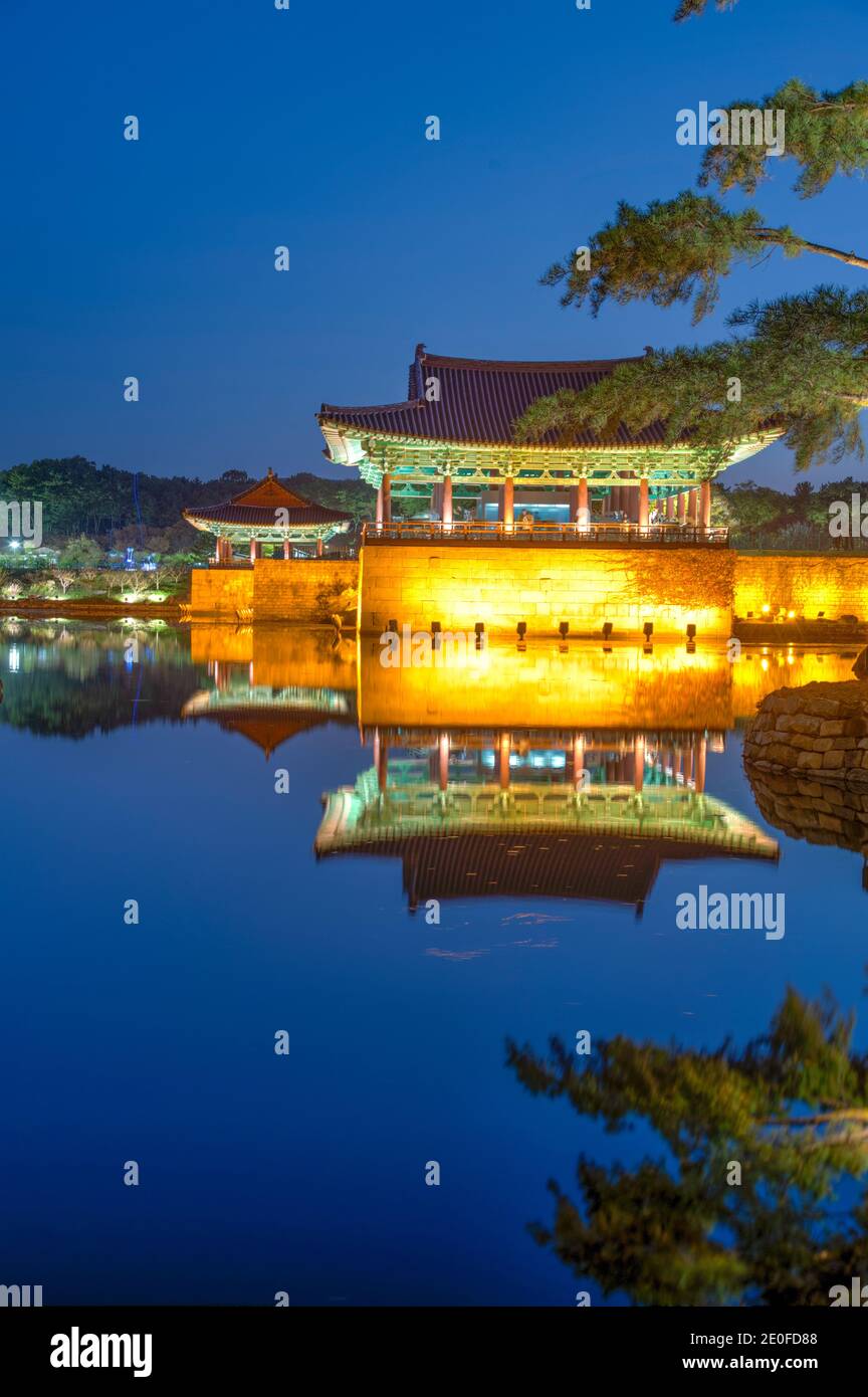 Night view of Anapji pond in Gyeongju, Republic of Korea Stock Photo ...