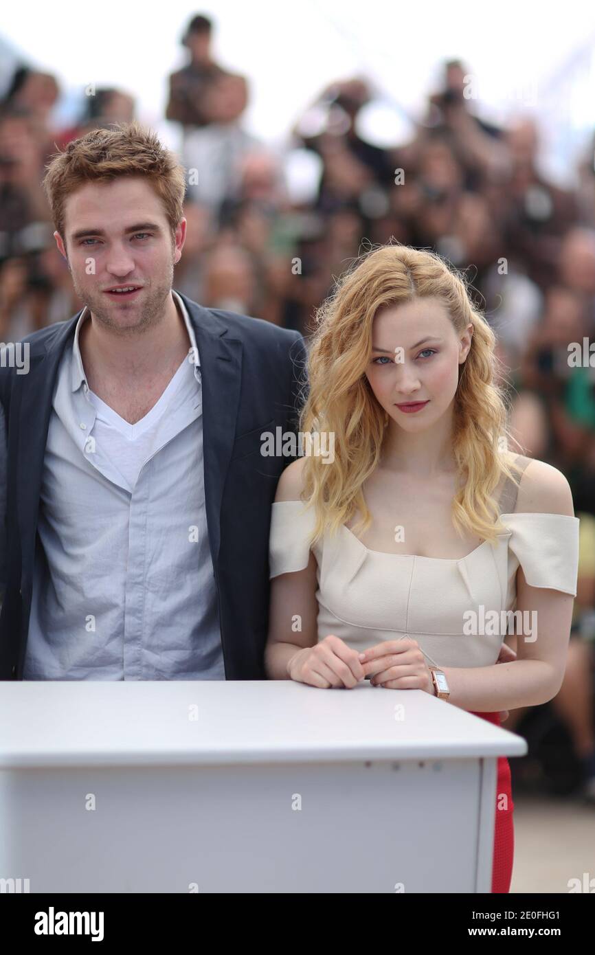 Robert Pattison and Sarah Gadon pose at the 'Cosmopolis' photocall ...