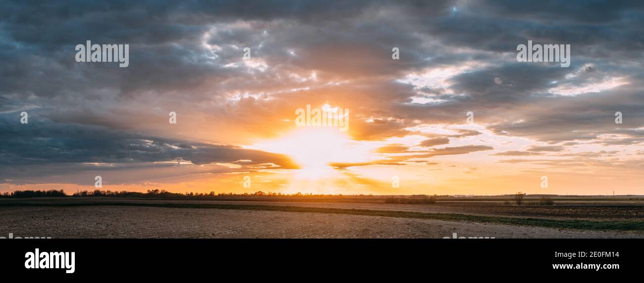 Sun Shine During Sunset Above Empty Spring Countryside Rural Soil ...
