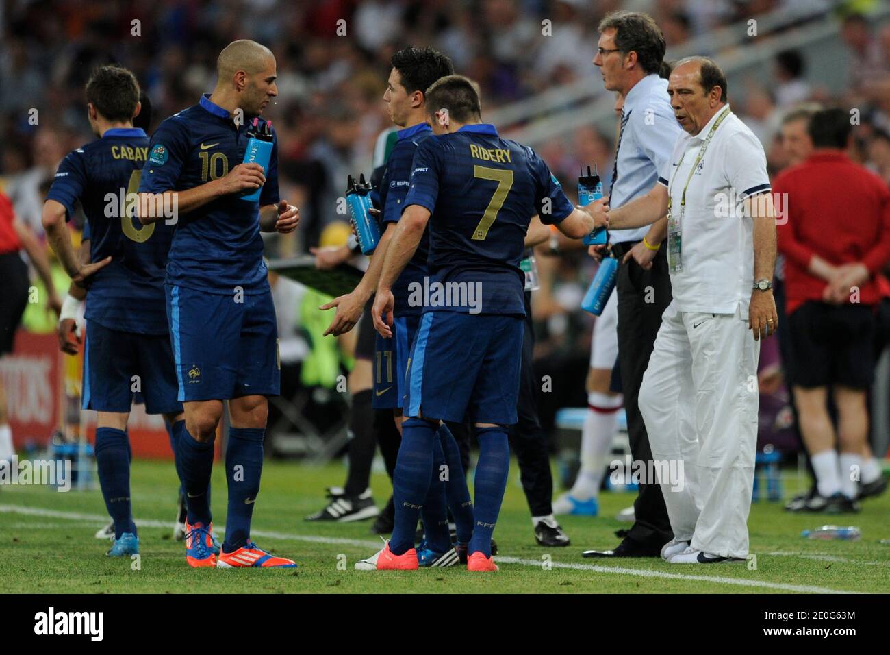 France's coach Laurent Blanc speaks to his important players during the ...