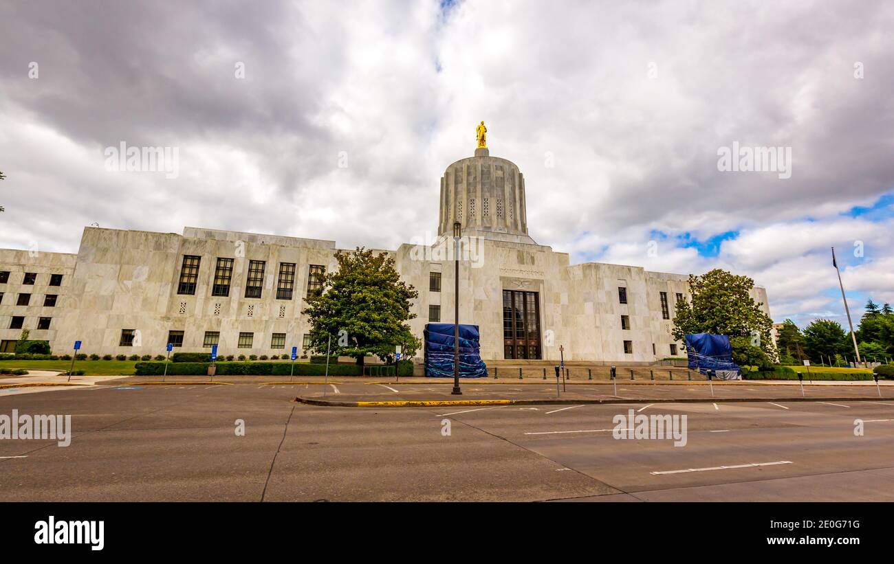Oregon pioneer statue hi-res stock photography and images - Alamy