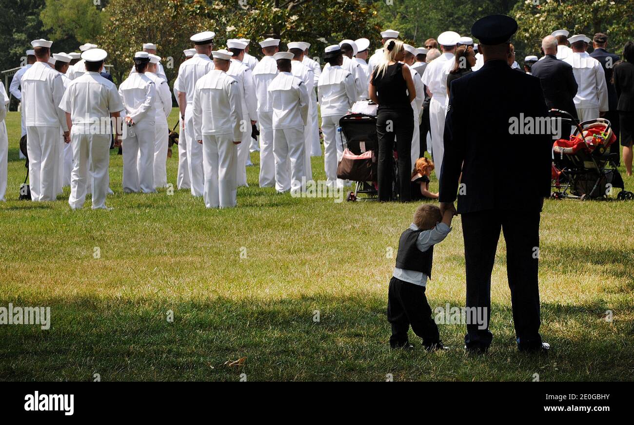 Navy petty officer 2nd class hi-res stock photography and images - Alamy