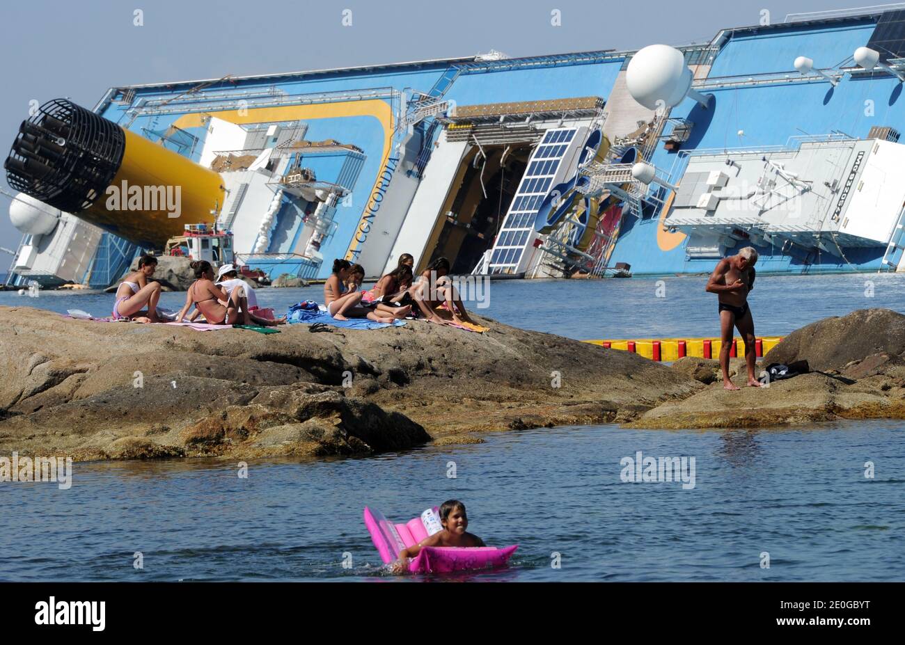 Capsized cruise ship hi-res stock photography and images - Alamy