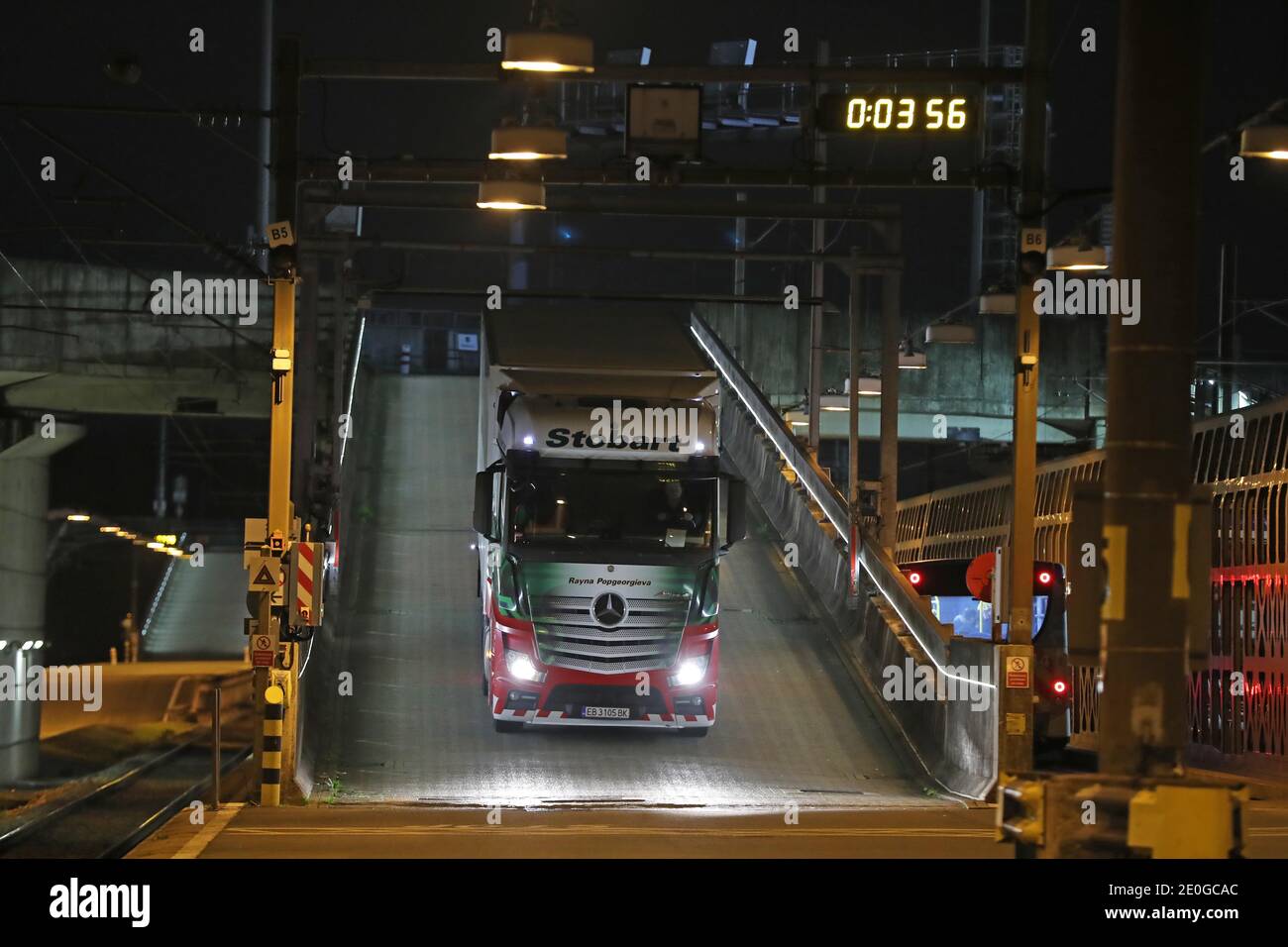 Le shuttle lorry hi-res stock photography and images - Alamy