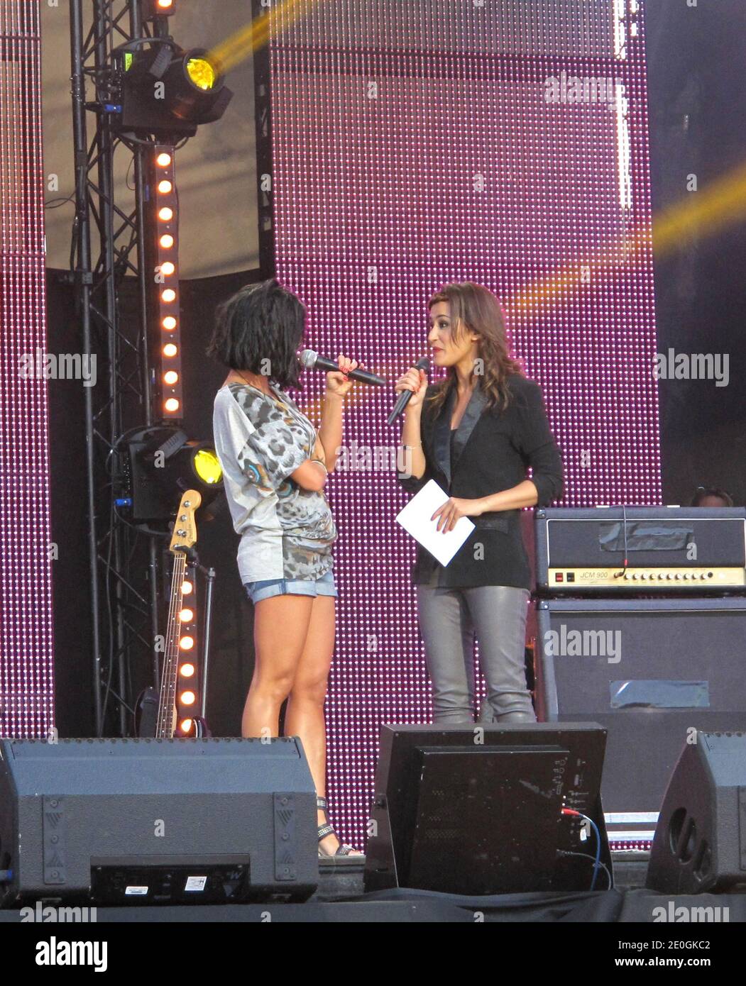 JENIFER ET LA PRESENTATRICE KARIMA CHARNI - CONCERT M6 MUSIC LIVE 2012 ...