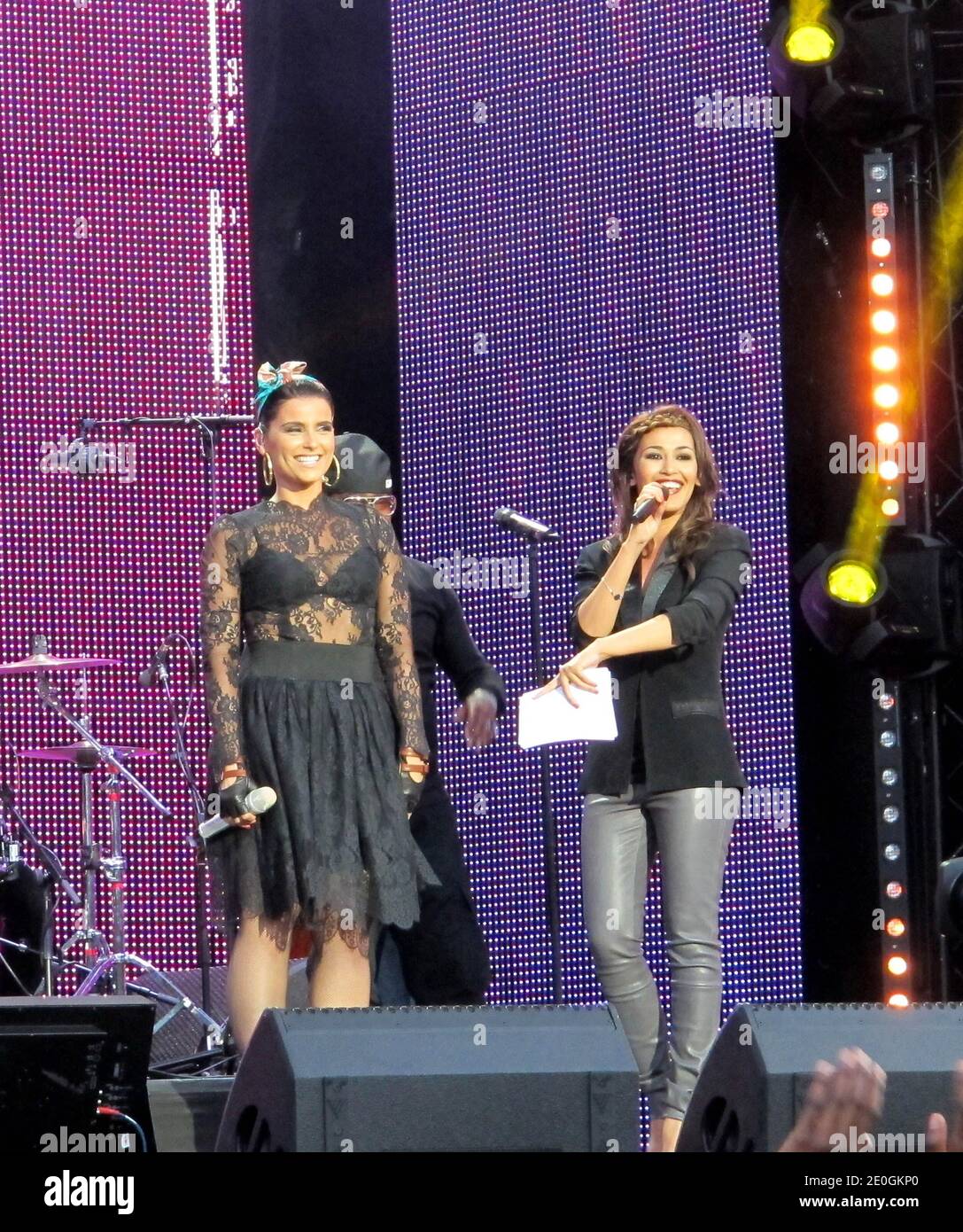 NELLY FURTADO ET LA PRESENTATRICE KARIMA CHARNI - CONCERT M6 MUSIC LIVE ...
