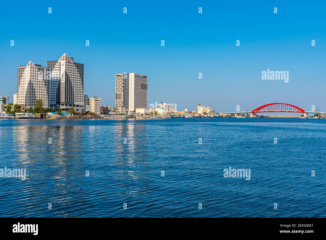 Cityscape of Sokcho behind Cheongchoho lake, Republic of Korea Stock ...