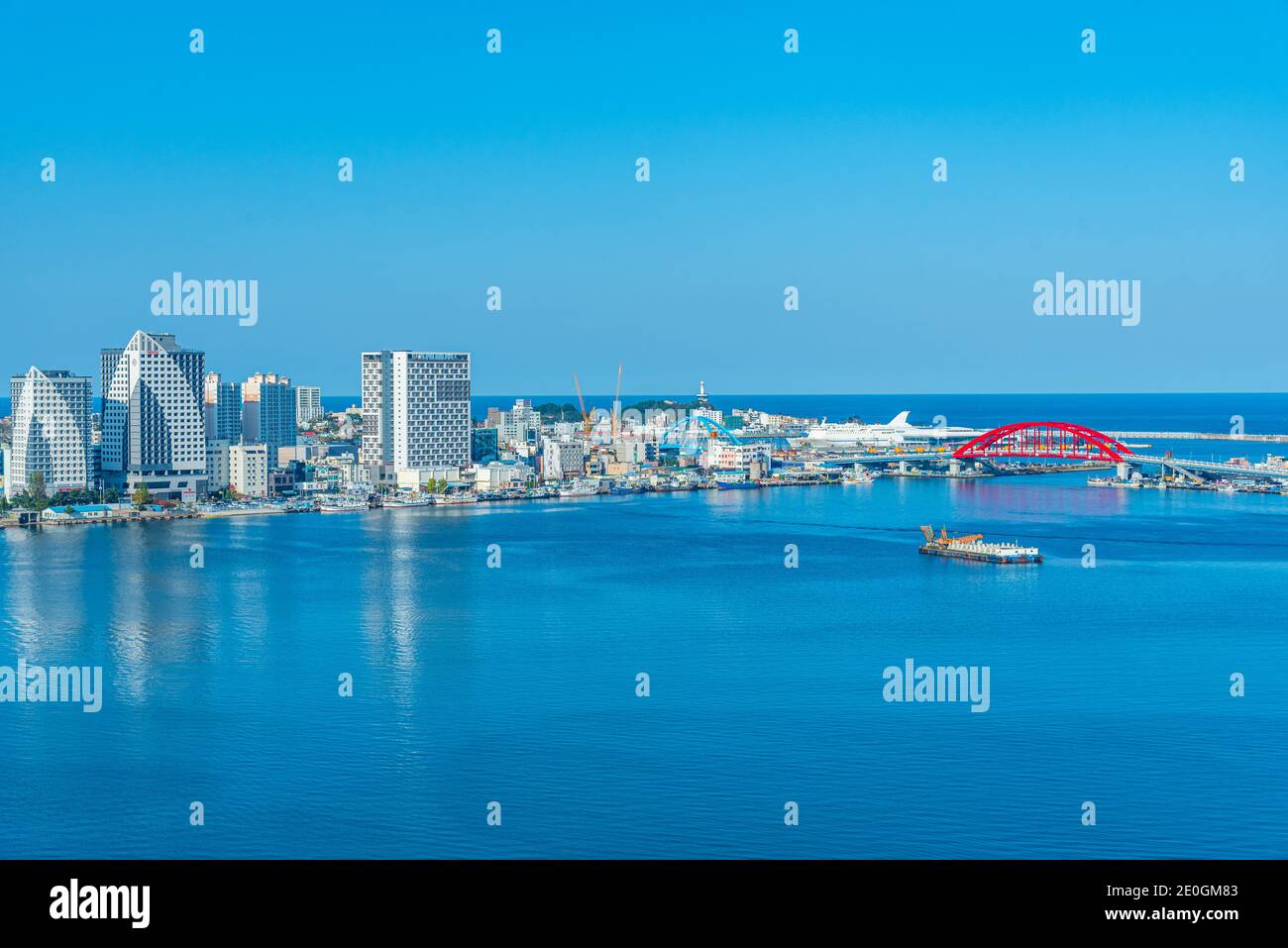 Cityscape of Sokcho behind Cheongchoho lake, Republic of Korea Stock ...