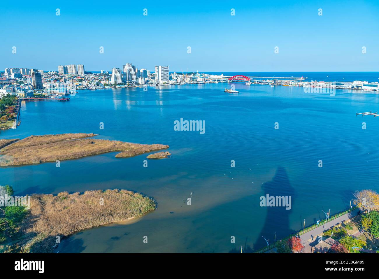 Cityscape of Sokcho behind Cheongchoho lake, Republic of Korea Stock ...