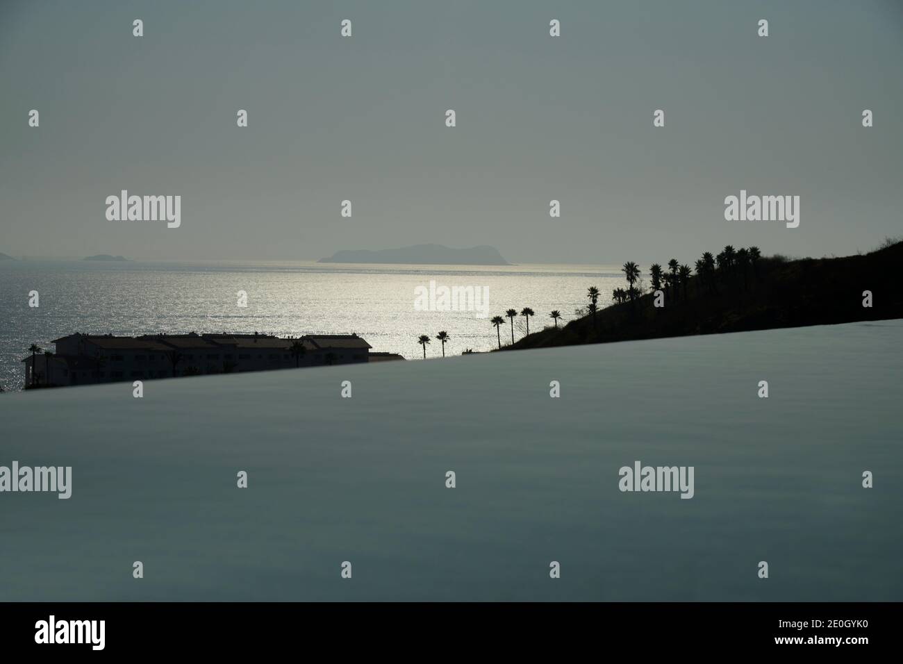 Infinity swimming pool looking over the ocean Stock Photo - Alamy
