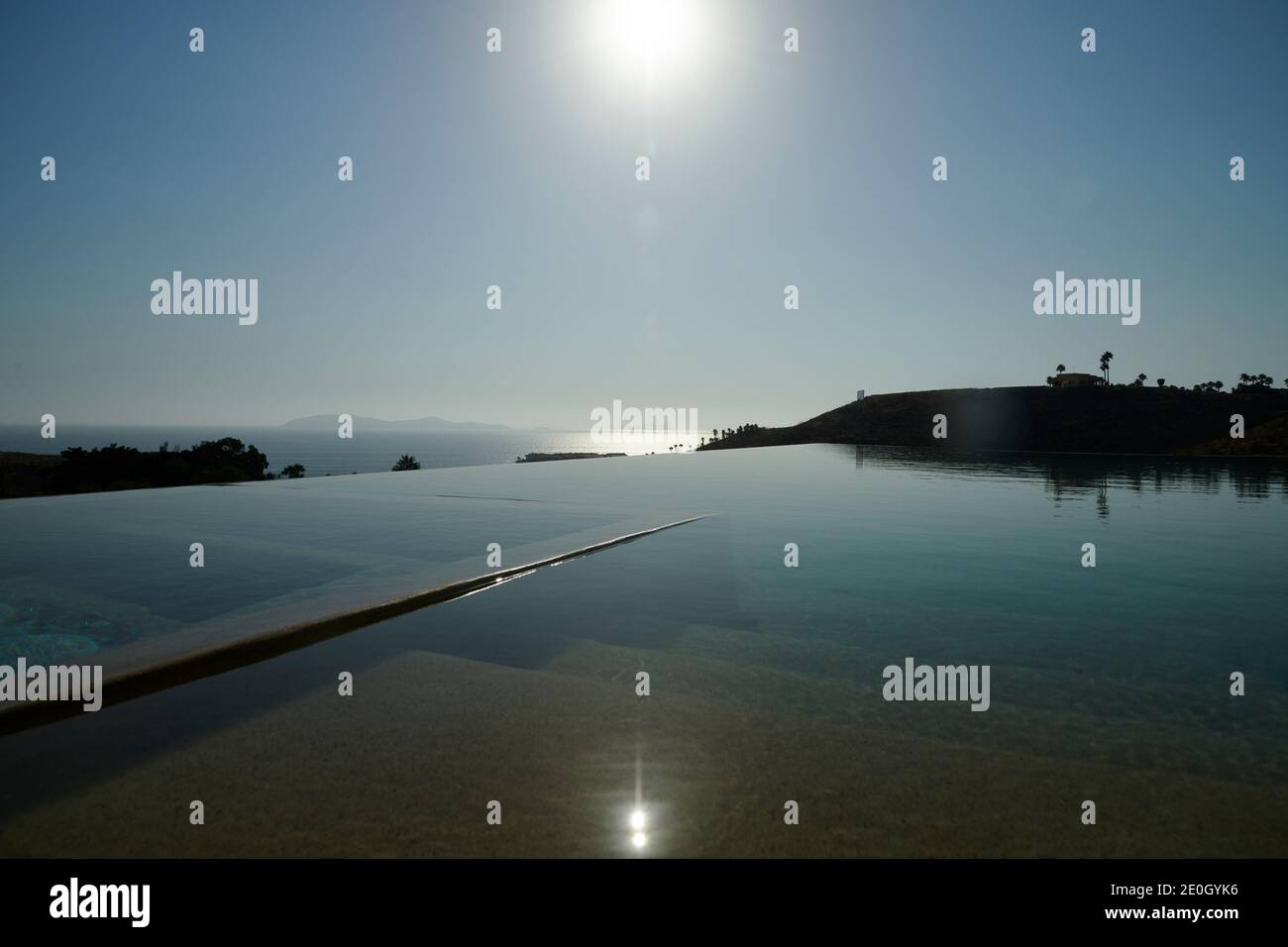 Infinity swimming pool looking over the ocean Stock Photo - Alamy