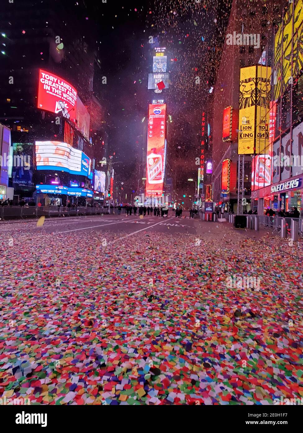 Times square december 2021 hi-res stock photography and images - Alamy