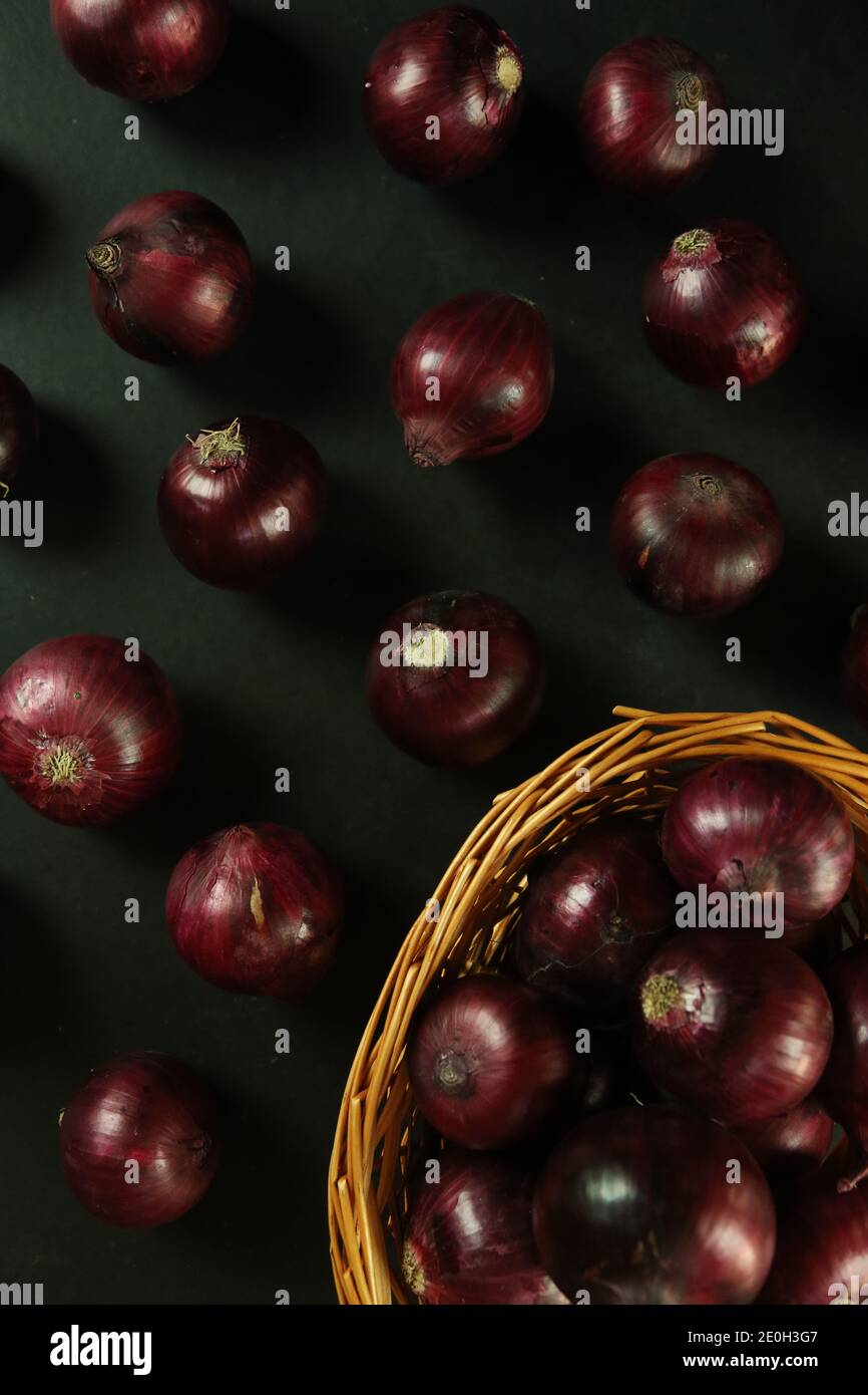 Purple red skin onions hi-res stock photography and images - Alamy