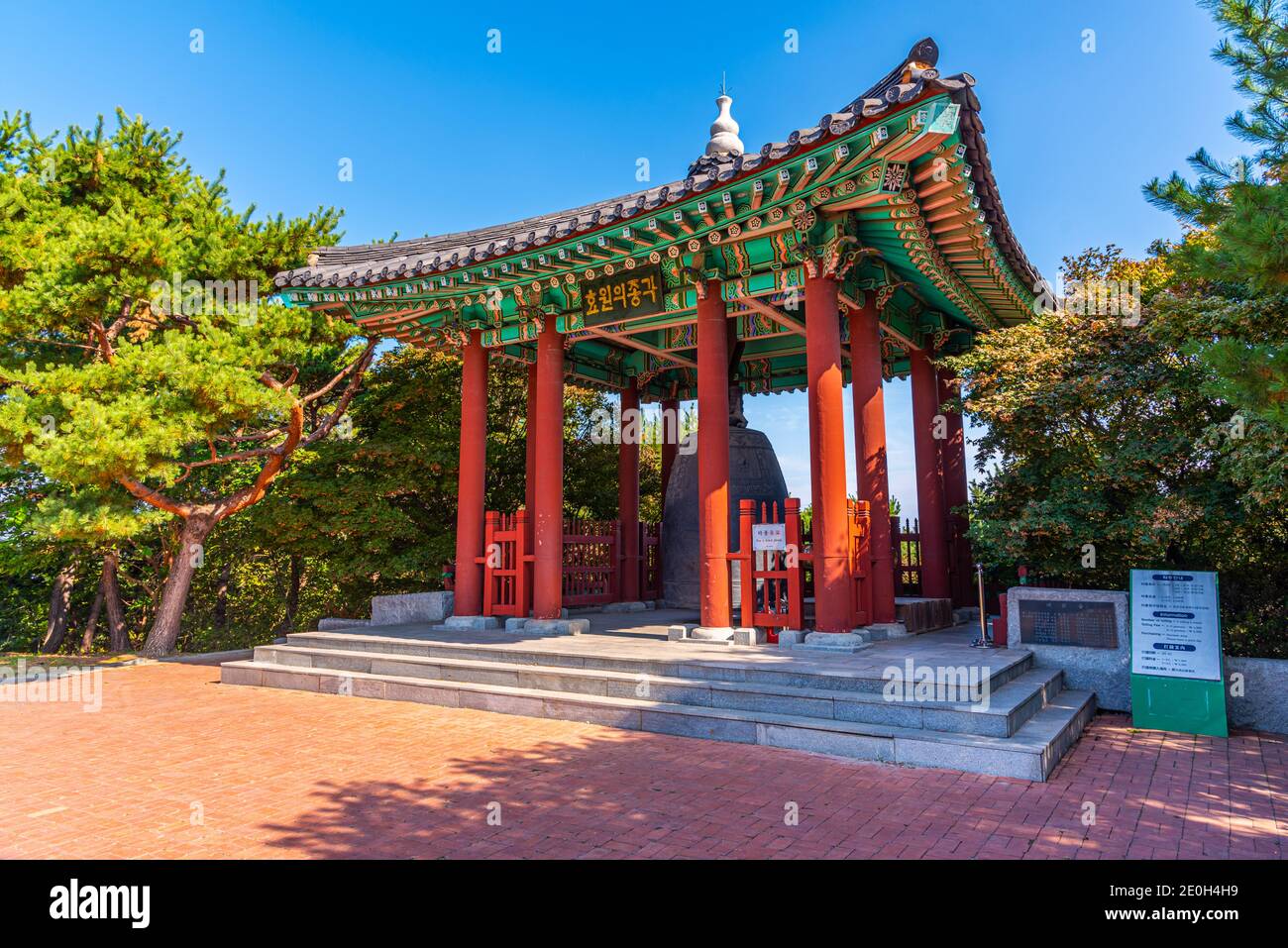 Korean Traditional Gate High Resolution Stock Photography and Images ...