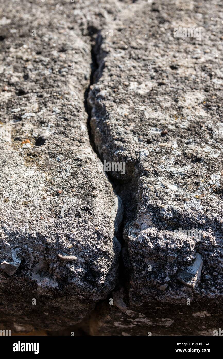 Riss in mauer hi-res stock photography and images - Alamy