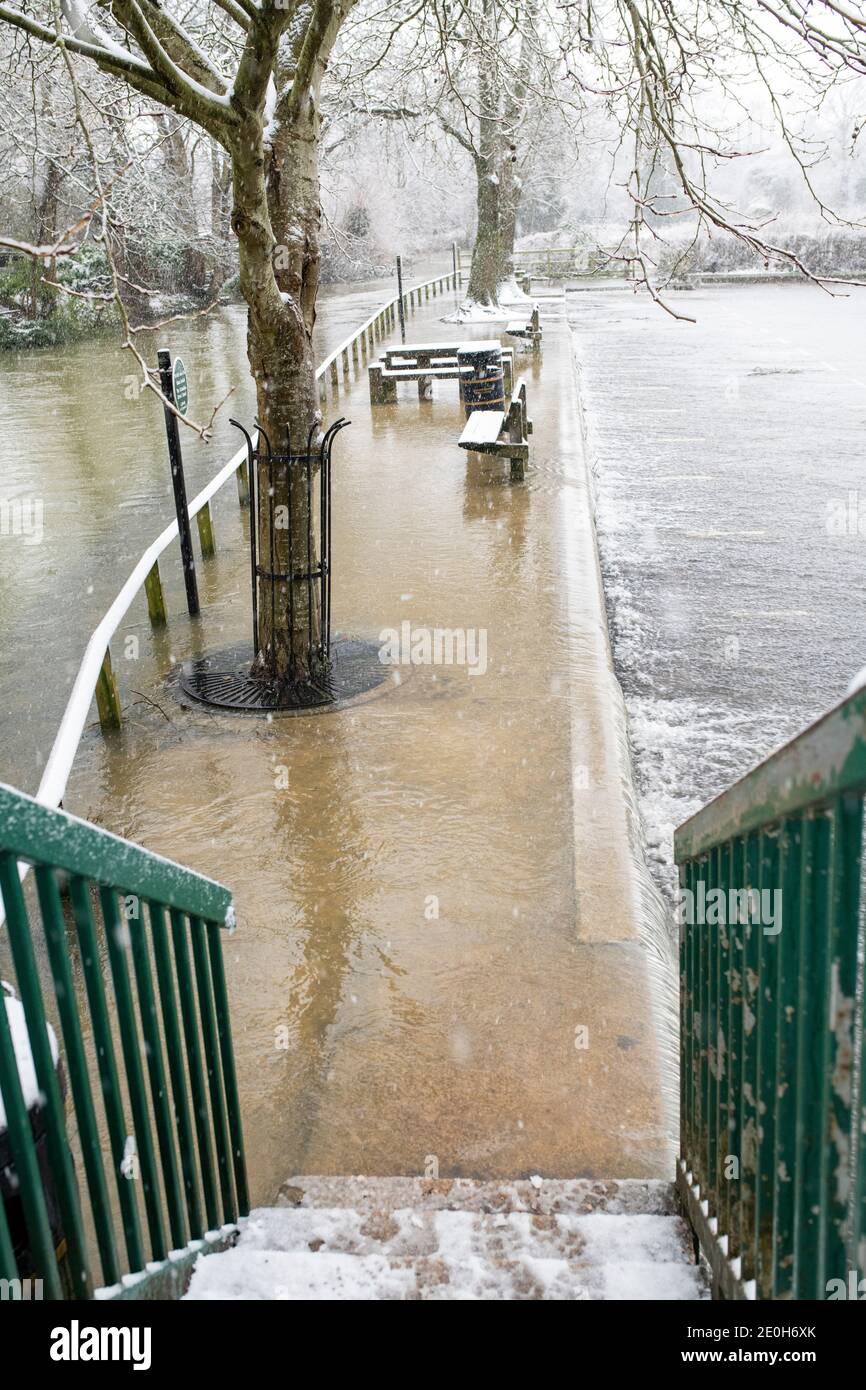 River Windrush flooding in the snow in Burford, Cotswolds, Oxfordshire ...