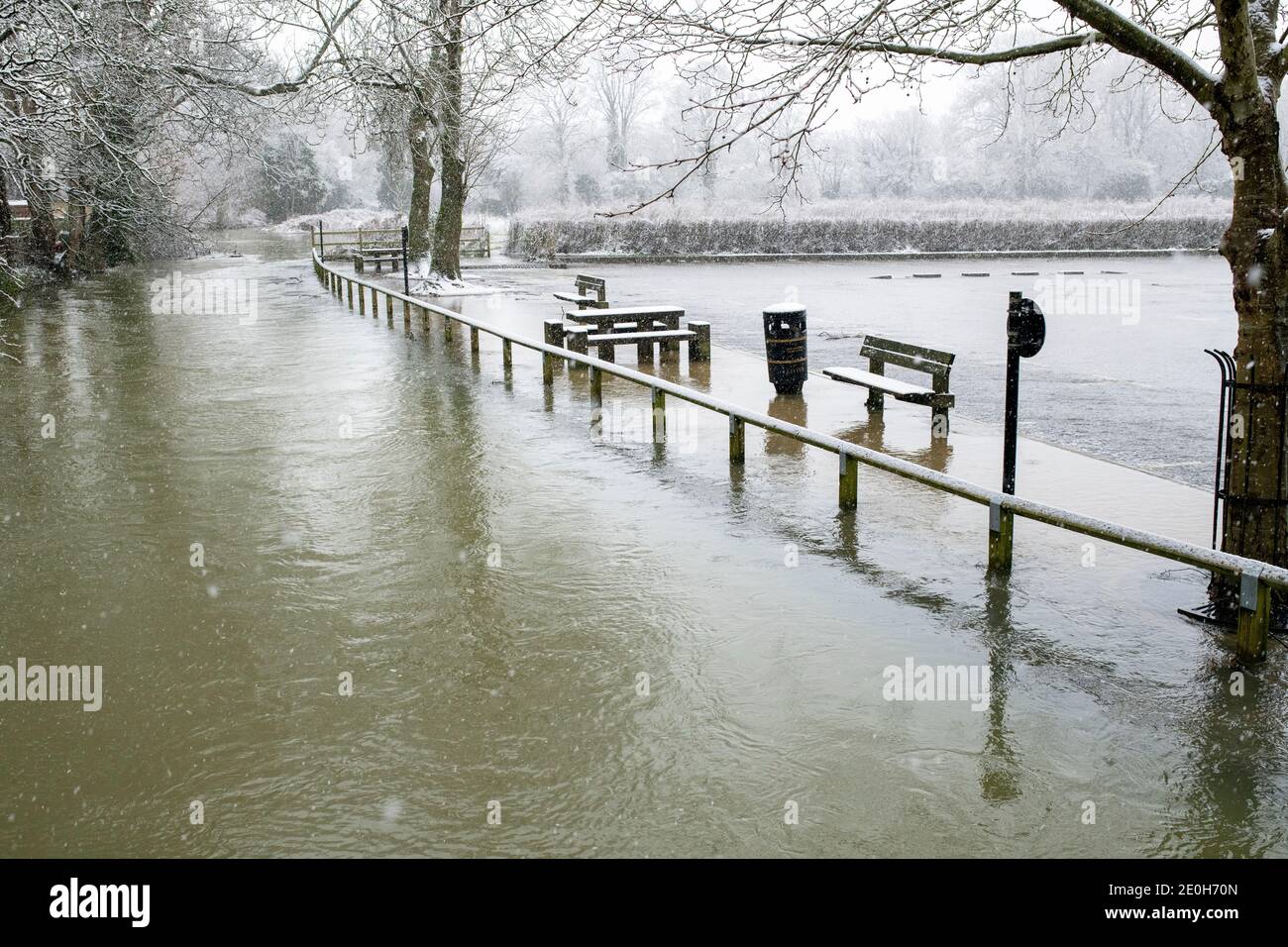 River Windrush flooding in the snow in Burford, Cotswolds, Oxfordshire ...