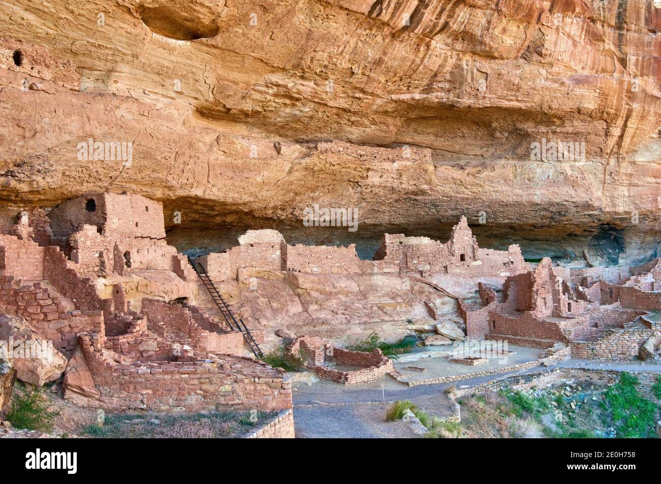 Long House cliff dwelling in alcove at Wetherill Mesa in Mesa Verde ...
