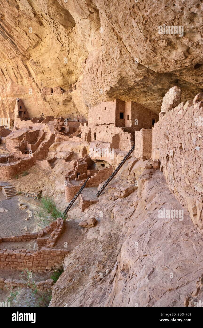 Long House cliff dwelling in alcove at Wetherill Mesa in Mesa Verde ...