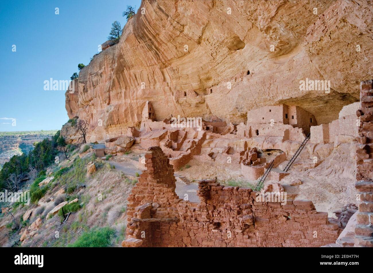 Long House cliff dwelling in alcove at Wetherill Mesa in Mesa Verde ...