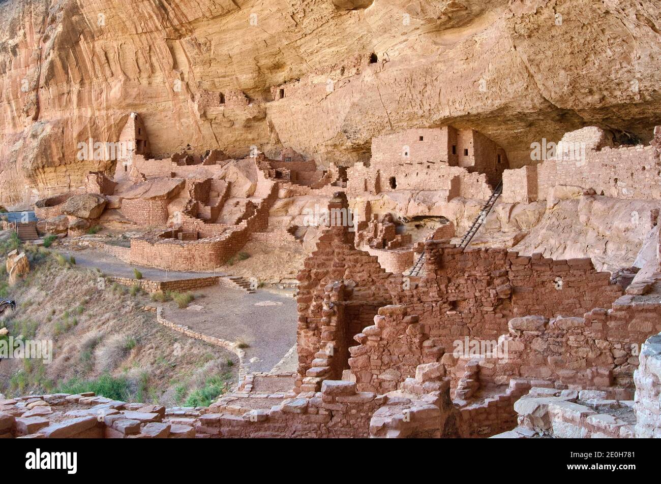 Long House cliff dwelling in alcove at Wetherill Mesa in Mesa Verde ...