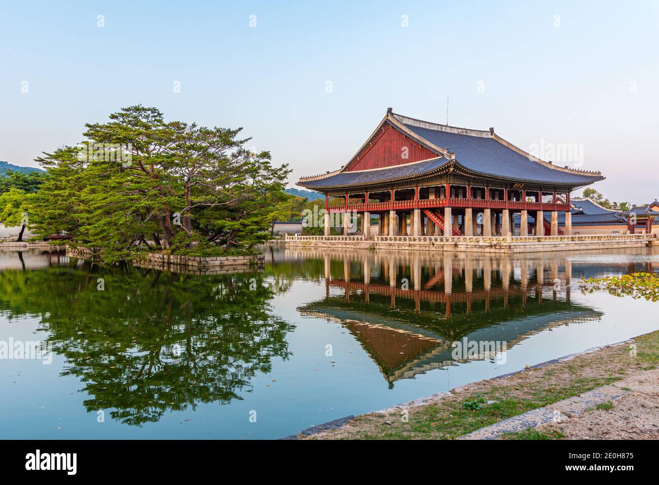 Sunset view of Gyeonghoeru pavilion at Gyeongbokgung Palace in Seoul ...