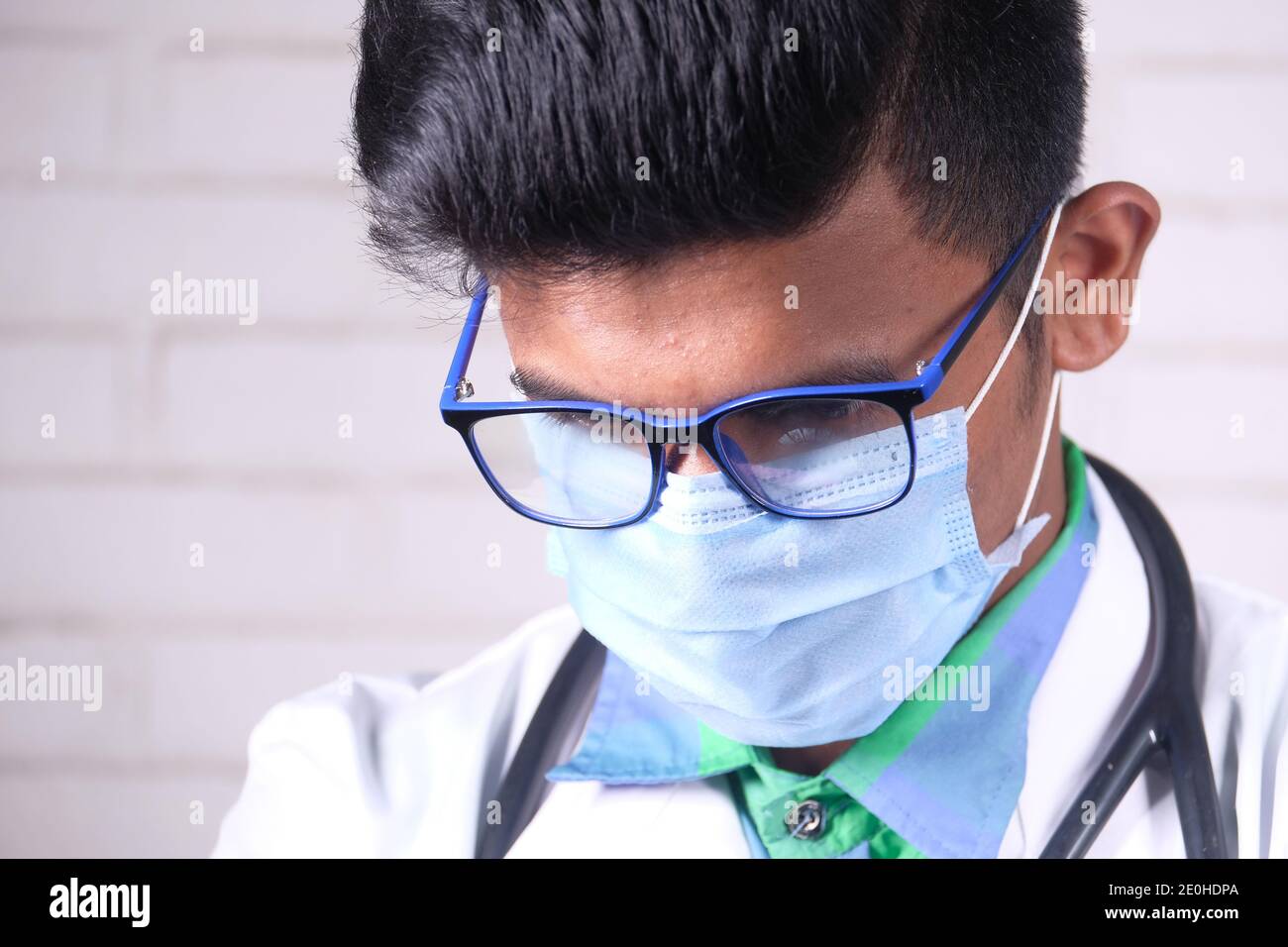 Sad doctor hi-res stock photography and images - Alamy