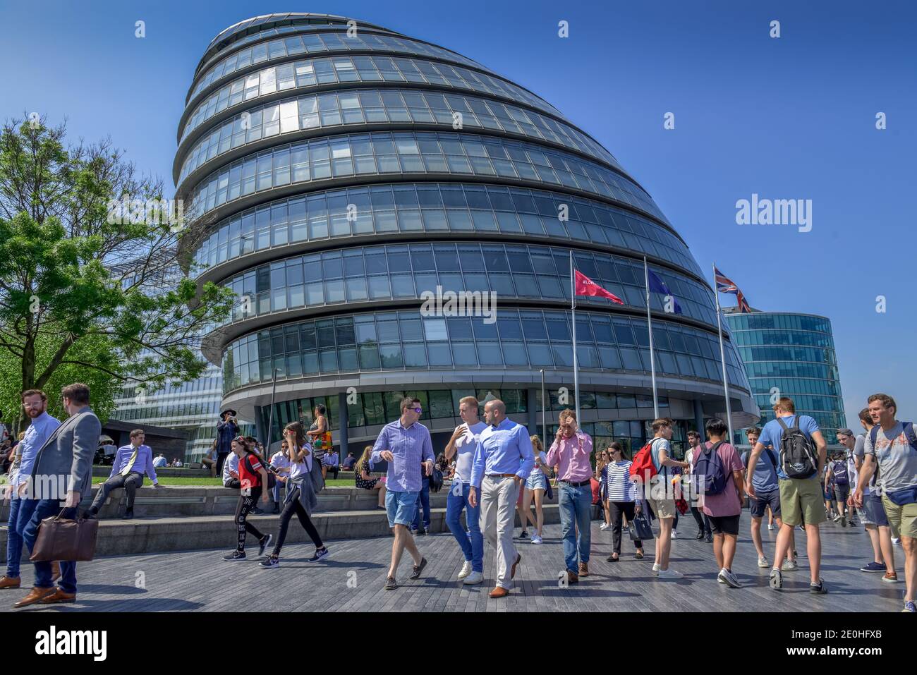 City hall the queens walk hi-res stock photography and images - Alamy