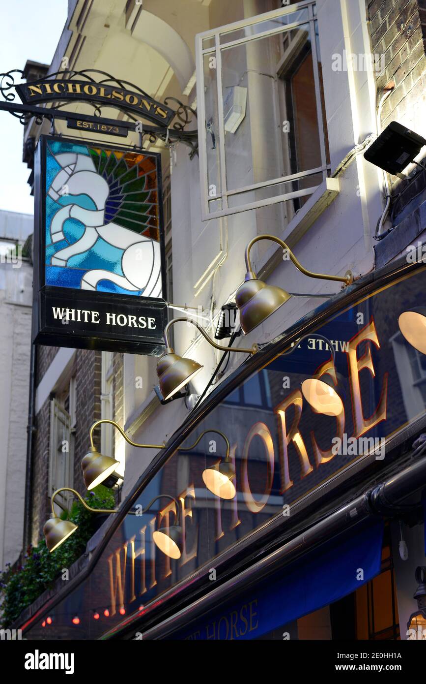 White horse pub newburgh hi-res stock photography and images - Alamy