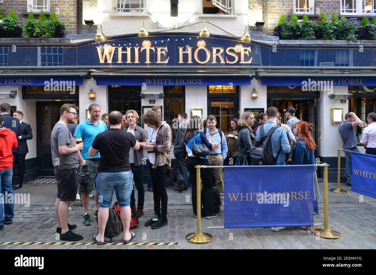 White horse pub newburgh hi-res stock photography and images - Alamy