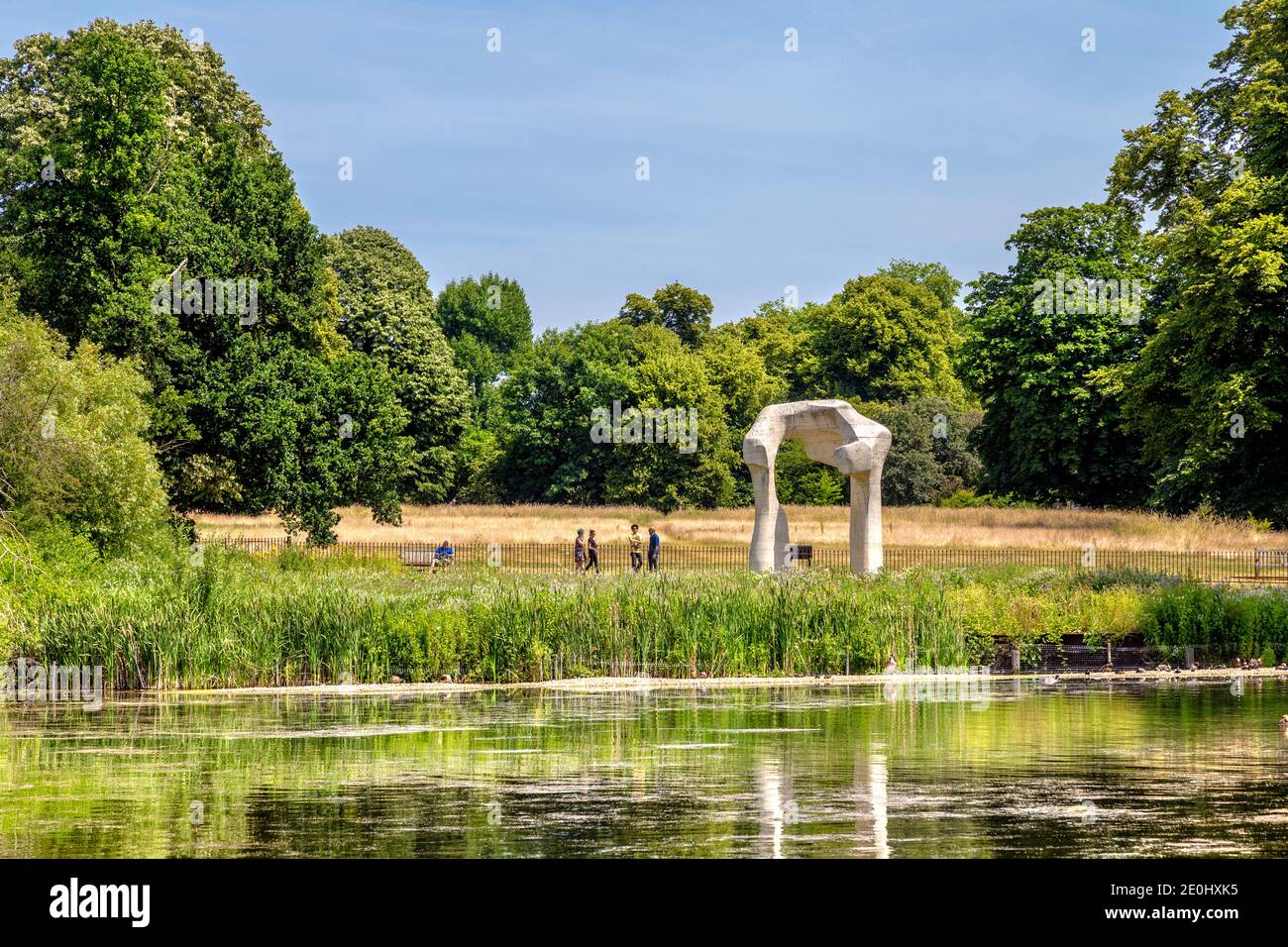 Sculpture of henry moore hi-res stock photography and images - Alamy