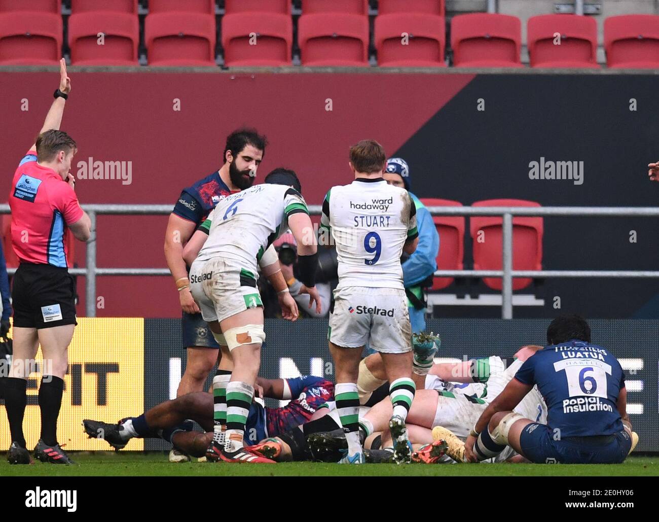 Rugby union referee signals hi-res stock photography and images - Alamy