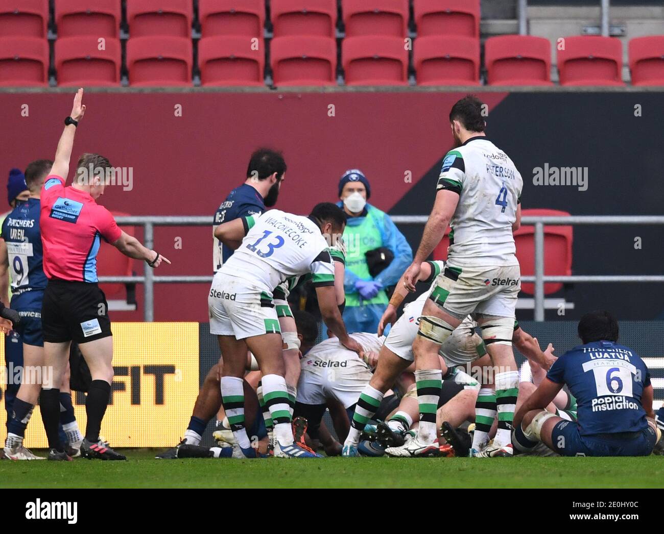 Rugby union referee signals hi-res stock photography and images - Alamy