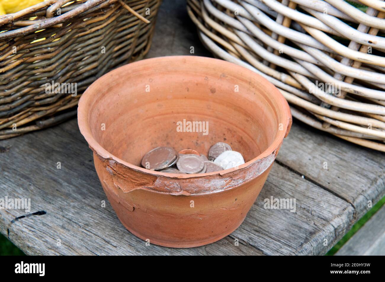 Terracotta pot chipped hi-res stock photography and images - Alamy