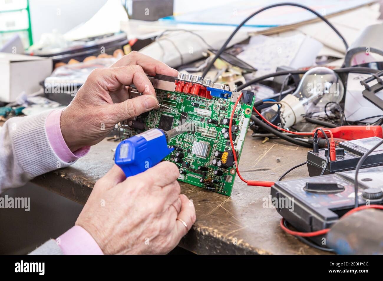 Electronics manufacturing hi-res stock photography and images - Alamy