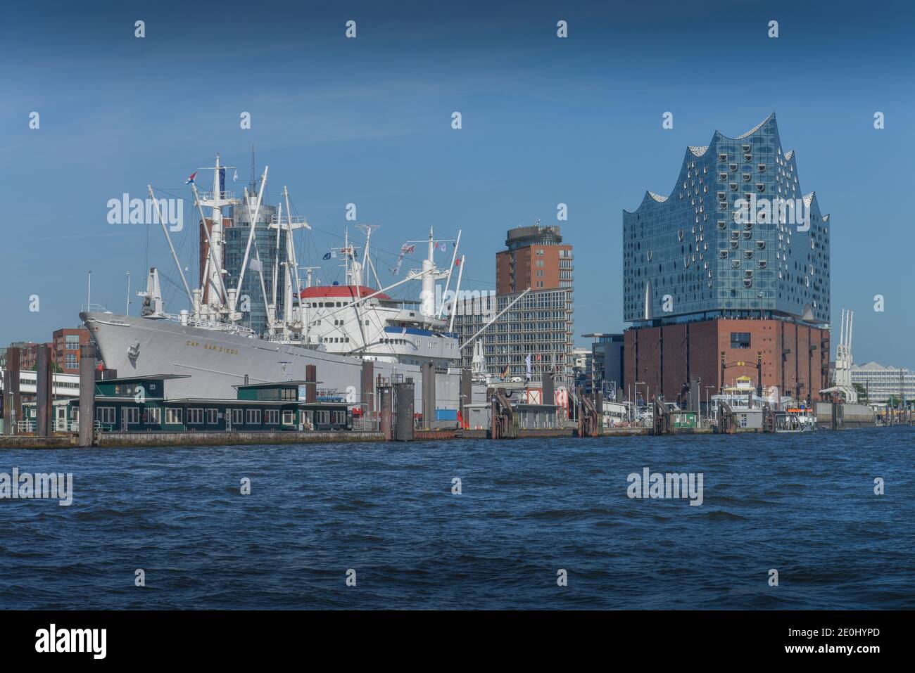 Museumsschiff "Cap San Diego", Elbphilharmonie, Hafencity, Hamburg ...