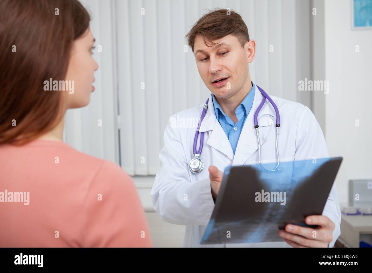 Doctor explaining x ray results hi-res stock photography and images - Alamy