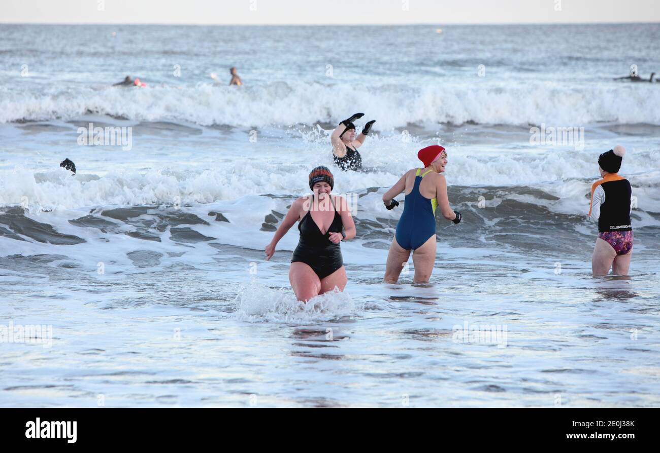 Fife, Scotland, UK. 1st Jan, 2021. Swimmers take a chilly New Years Day ...