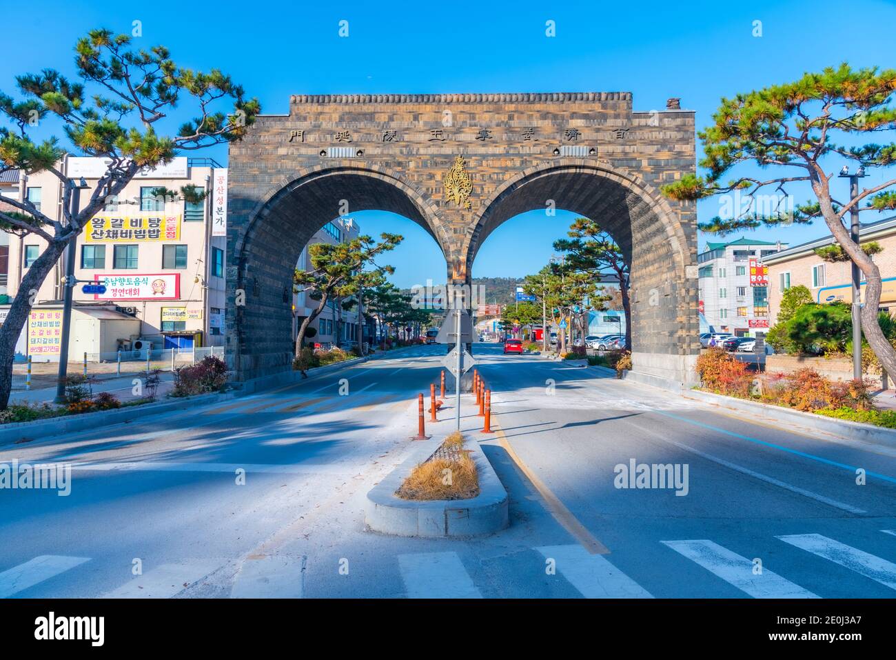 Korean Traditional Gate High Resolution Stock Photography and Images ...