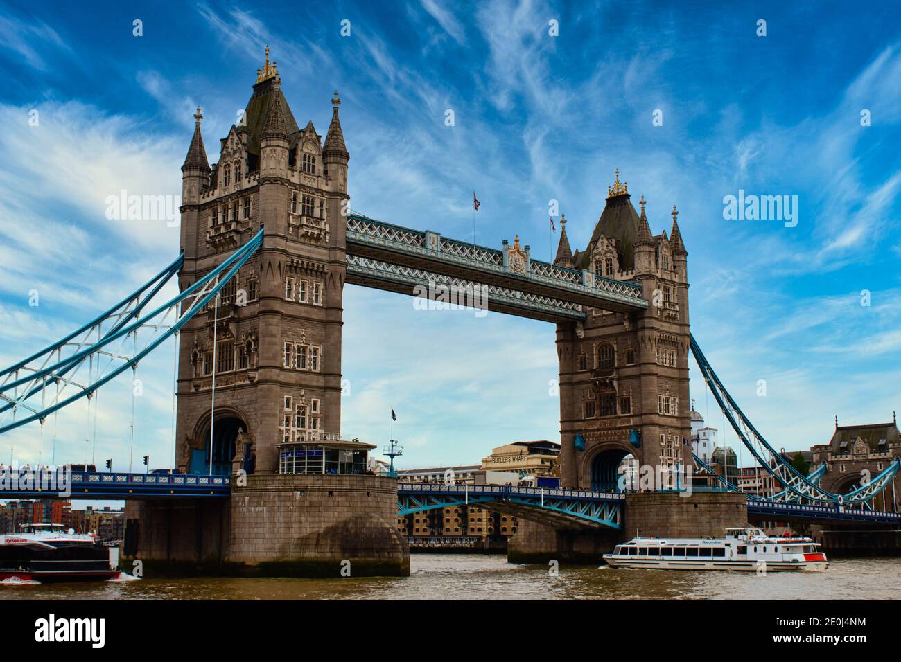 Londons famous tower bridge hi-res stock photography and images - Alamy