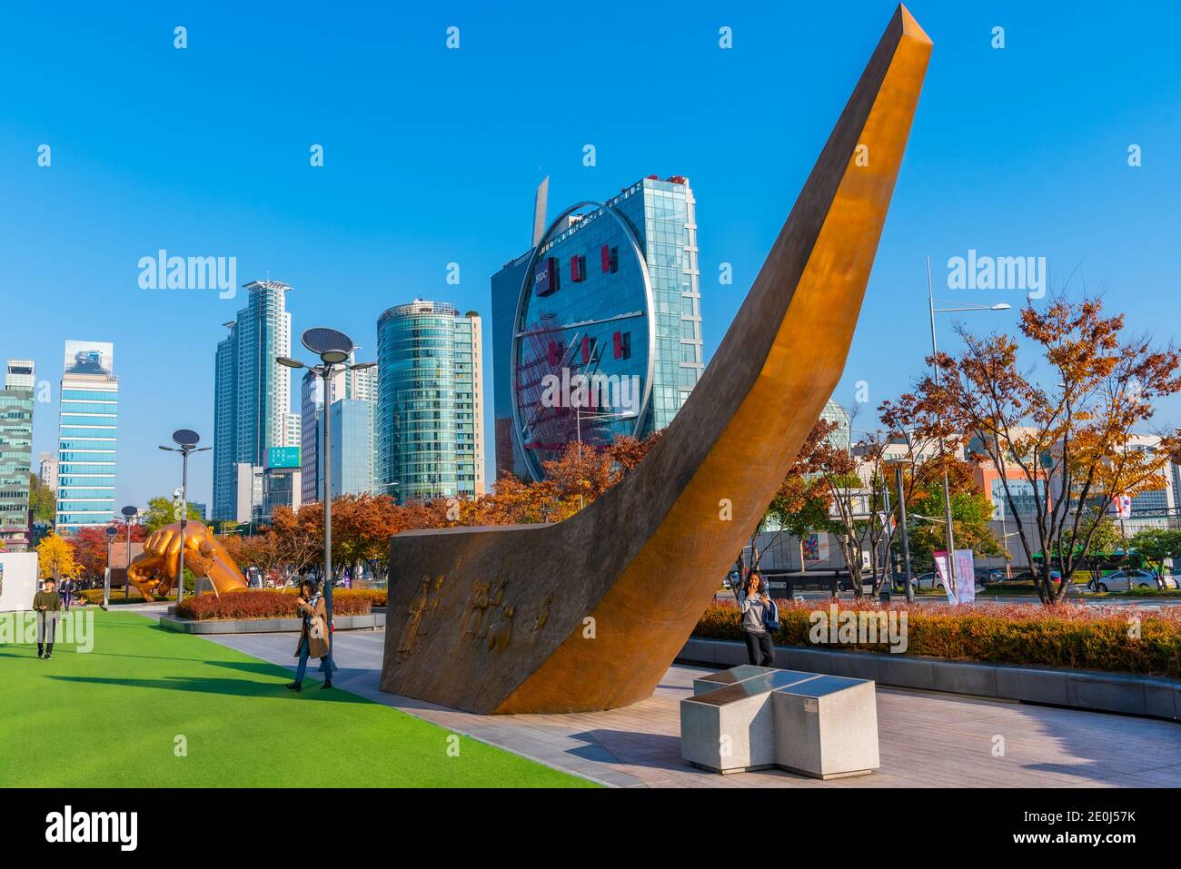 SEOUL, KOREA, NOVEMBER 7, 2019: View of a busy street at Samseong ...
