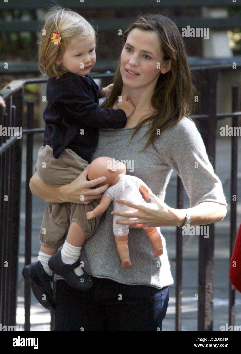 Jennifer Garner, daughter Violet 10-15-07 Photo By John Barrett ...