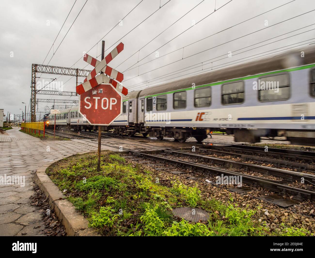 Stop train crossin hi-res stock photography and images - Alamy
