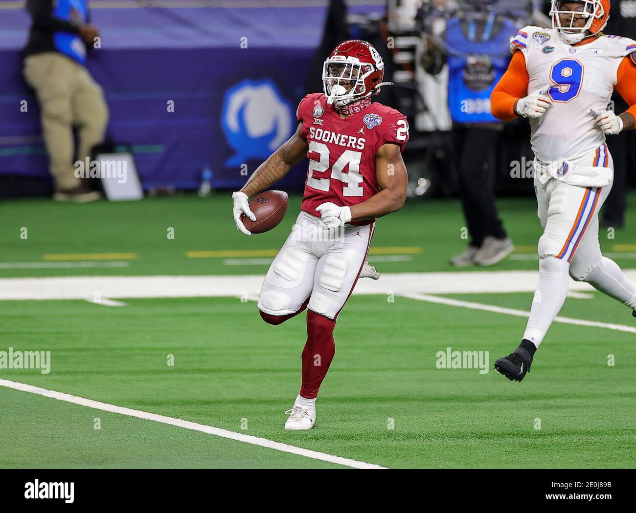 Arlington, TX, USA. 30th Dec, 2020. Oklahoma Sooners running back ...
